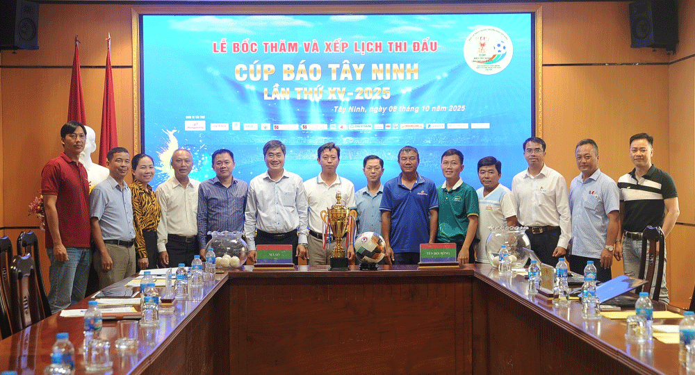 Giải Bóng đá Cúp Báo Tây Ninh lần thứ XV chính thức bắt đầu vào lúc 13g ngày 11/10